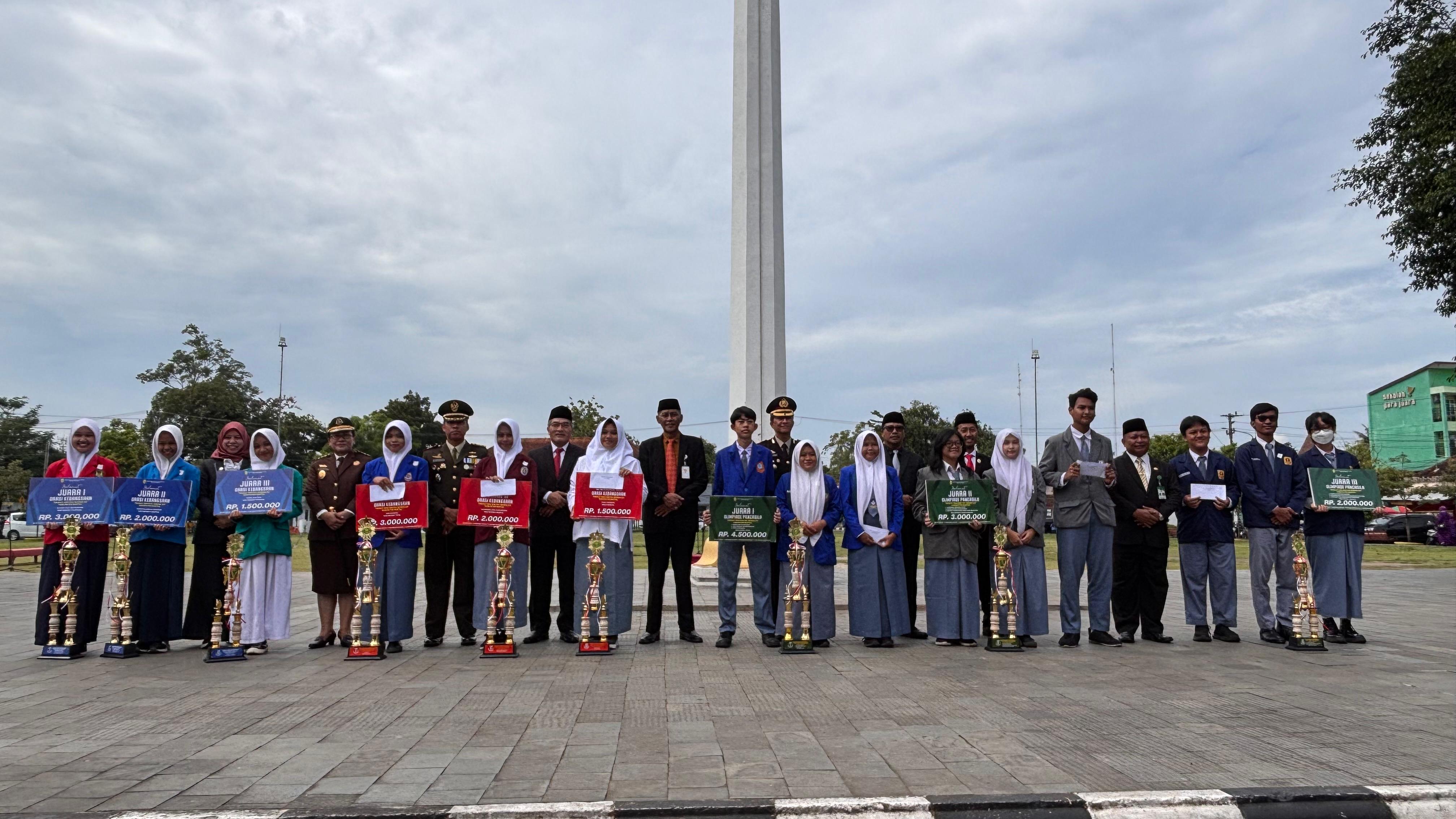 Murid MAN 3 Bantul Terima Penghargaan dari Bupati Bantul dalam Upacara ...